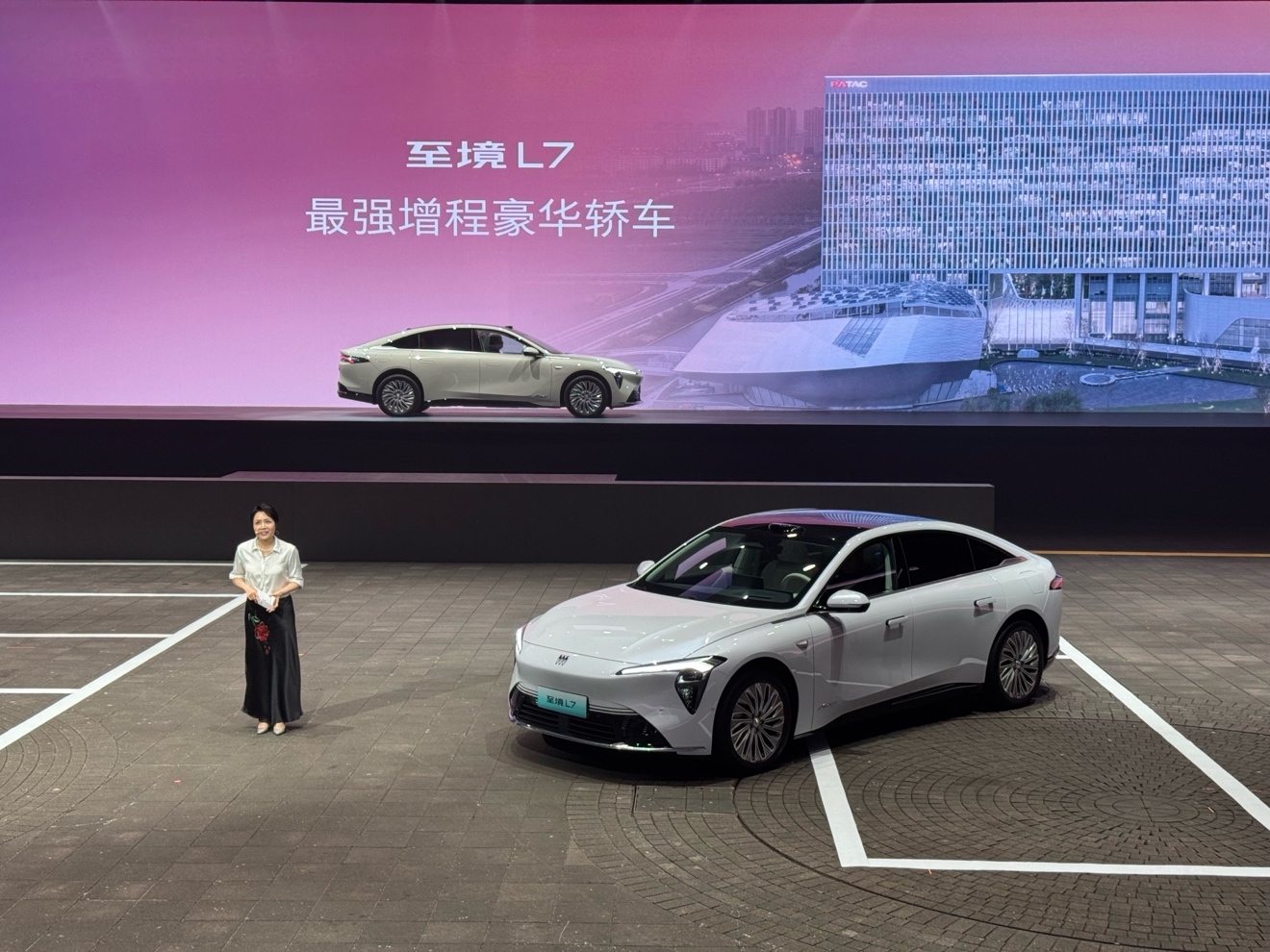 首发MomentaR6大模型/高通8775座舱芯片 别克发布增程轿车至境L7